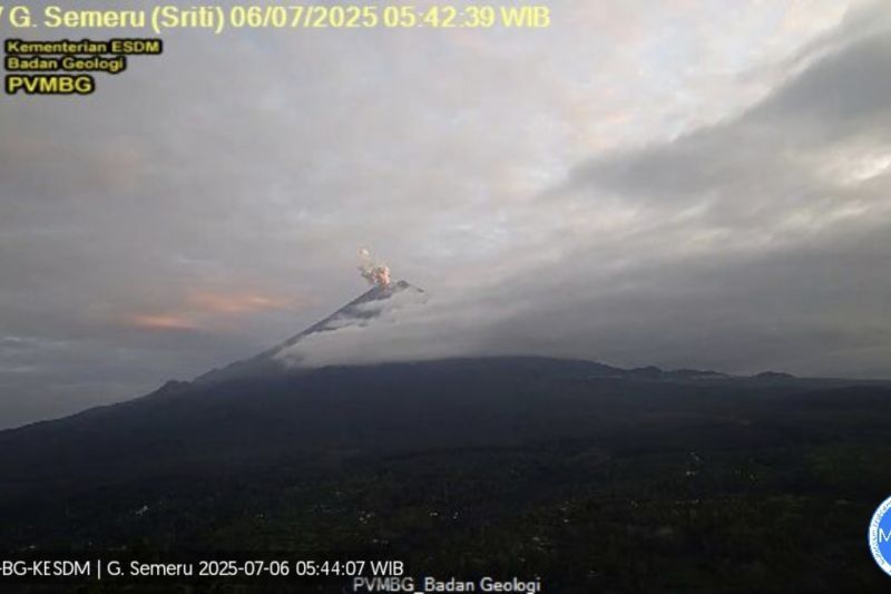 Gunung Semeru Kembali Erupsi, Tinggi Letusan 600 meter - Mata Semarang