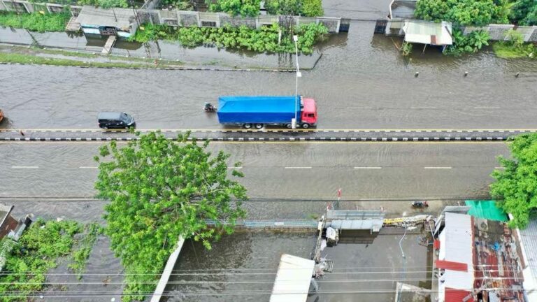 Situasi Terkini Banjir Semarang, Jalan Kaligawe Masih di Angka 50 Cm ...