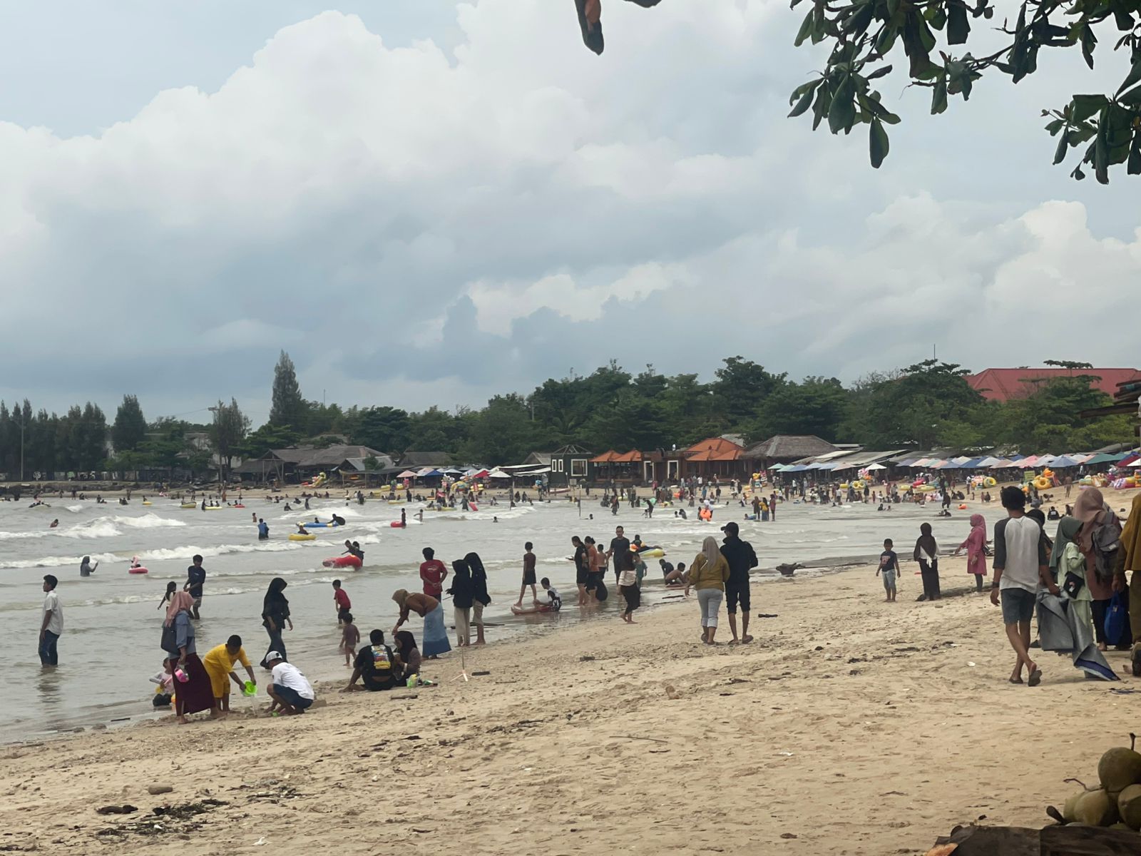 Pantai Bandengan Jepara Jadi Favorit Wisatawan - Mata Semarang